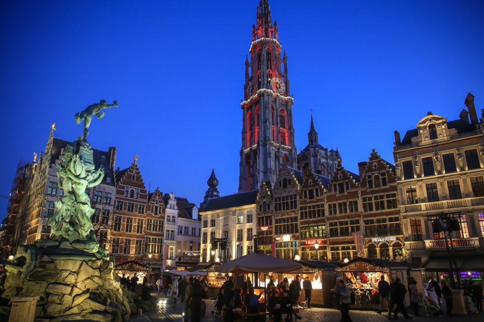 Opbouw van Antwerpse kerstmarkt van start gegaan